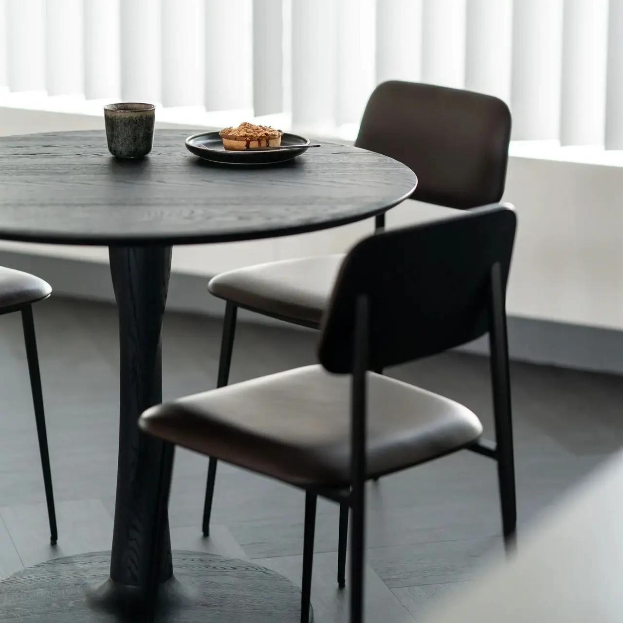 Torsion dining table - 90cm | Re-loved